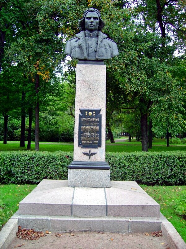 Anıt, heykel Памятник дважды Герою Советского Союза Федорову Е. П., Saint‑Petersburg, foto