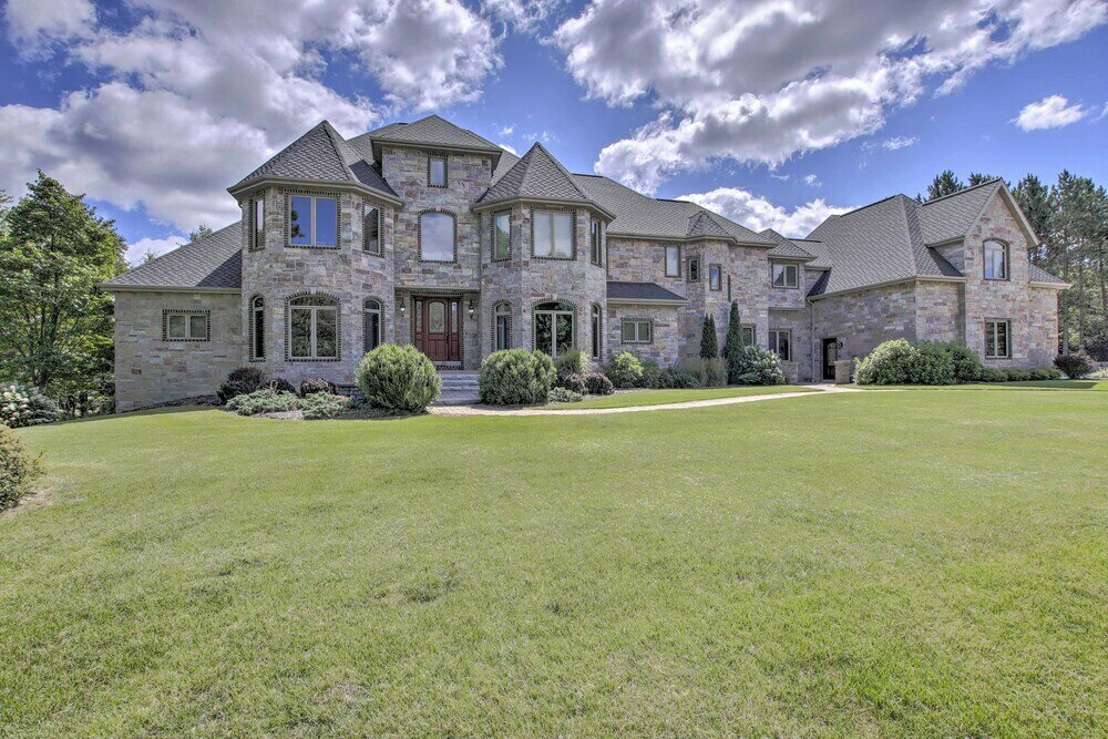 Otel Luxury Gillet Villa w Private Lake & Hot Tub, Wisconsin Eyaleti, foto