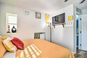 Waterfront Getaway w Pool & Dock - Walk to Beach! (Florida, Pinellas County), otel  Florida Eyaleti'nden