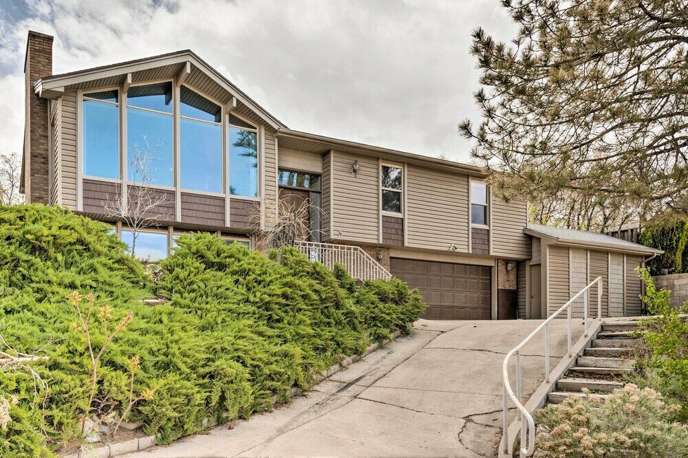 Otel Eclectic Salt Lake Home With 2 Decks + Fire Pit!, North Salt Lake, foto