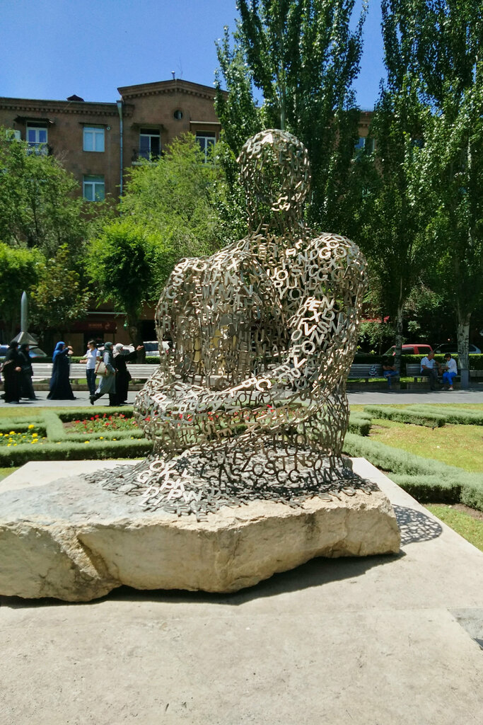 Park, sokak heykeli Человек из букв, Erivan, foto