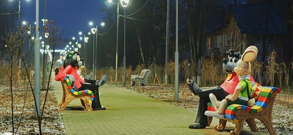 Park, sokak heykeli Ну, погоди!, Slantsy, foto