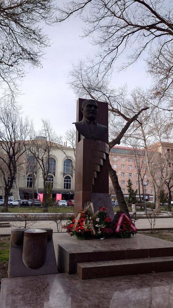Anıt, heykel Bust of Vazgen Sargsyan, Erivan, foto