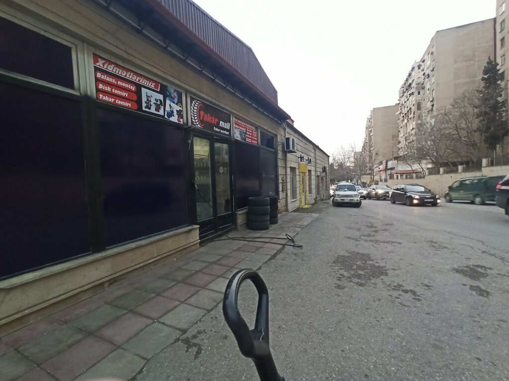 Jant ve lastikçiler Təkər Mall, Bakü, foto
