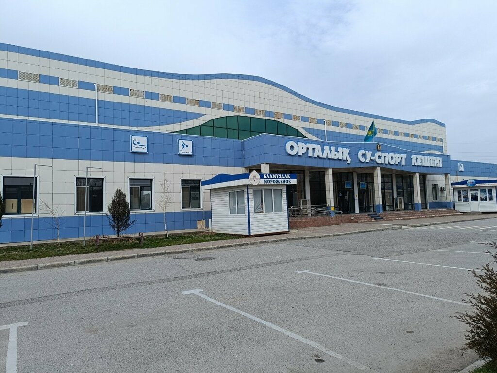 Yüzme havuzları Merkez Yüzme Havuzu, Çimkent (Şımkent), foto