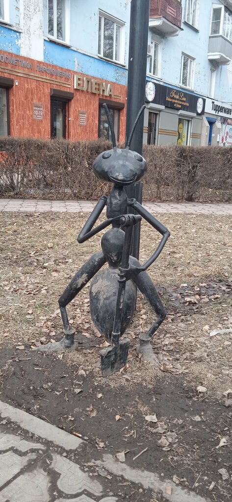 Park, sokak heykeli Стрекоза и Муравей, Abakan, foto