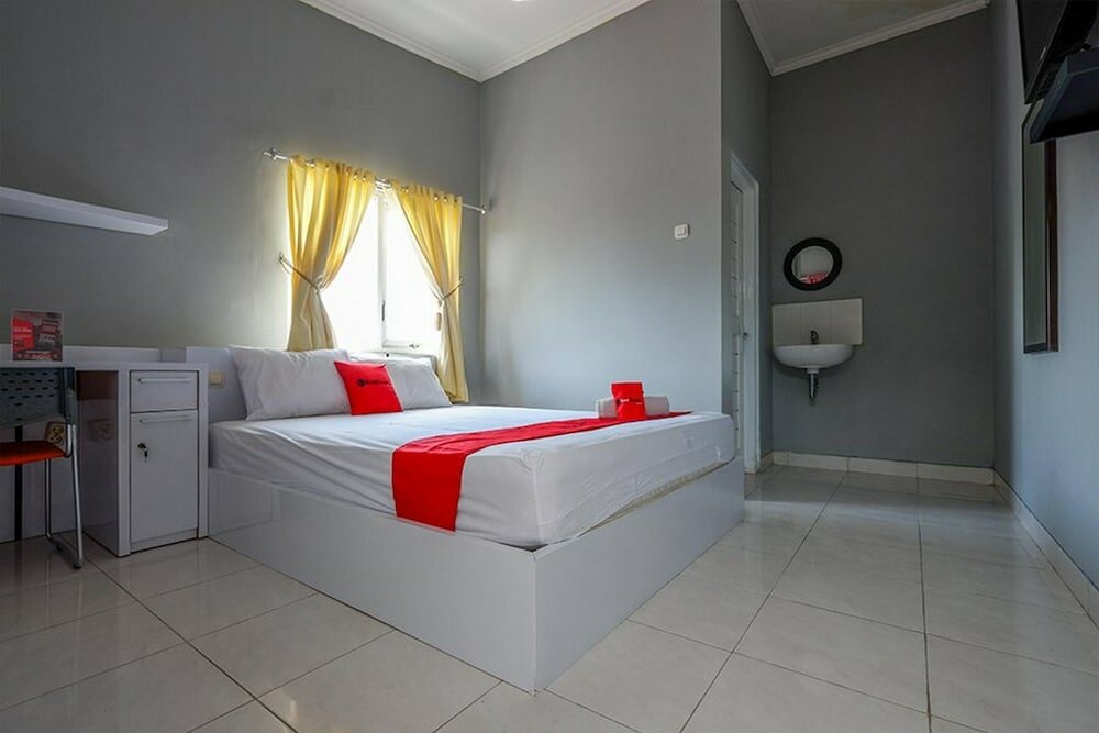 Otel RedDoorz near Solo Square 3, Surakarta, foto