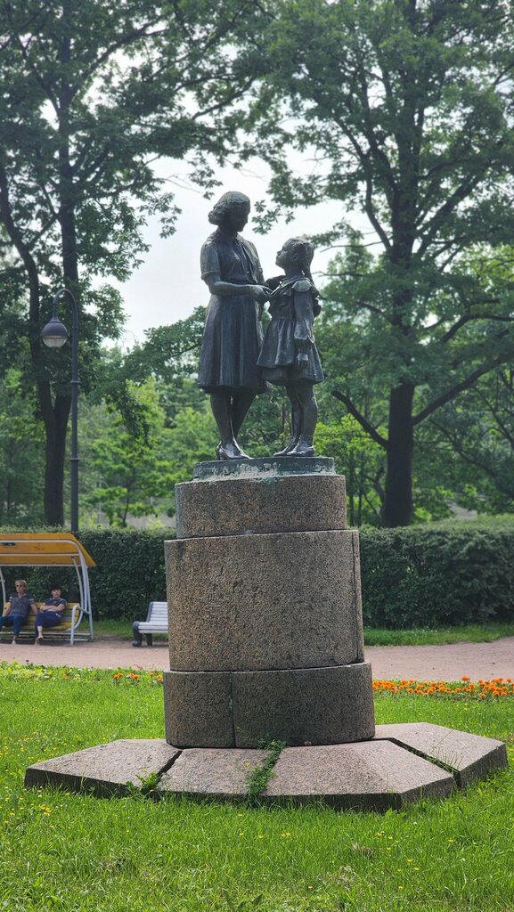 Park, sokak heykeli Приём в пионеры, Saint‑Petersburg, foto