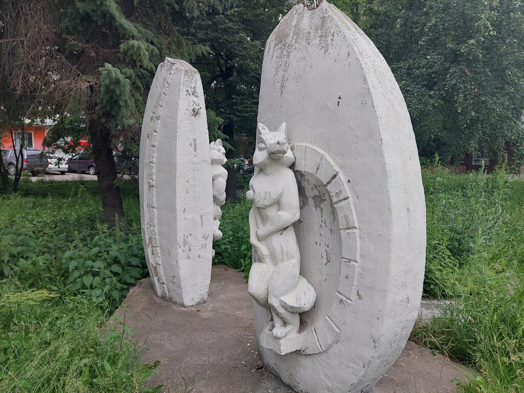 Park, sokak heykeli Лиса и кот, Vologda, foto