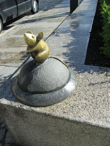 Golden Mouse Sculpture (Klaipėda, Pajūrio, Centro, Jono gatvė), park, sokak heykeli  Klaipeda'dan