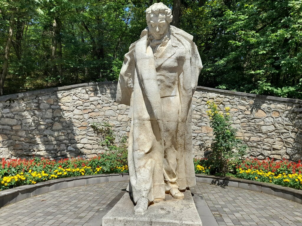 Anıt, heykel Поэт Пушкин Александр Сергеевич, 1799 - 1837, Zheleznovodsk, foto