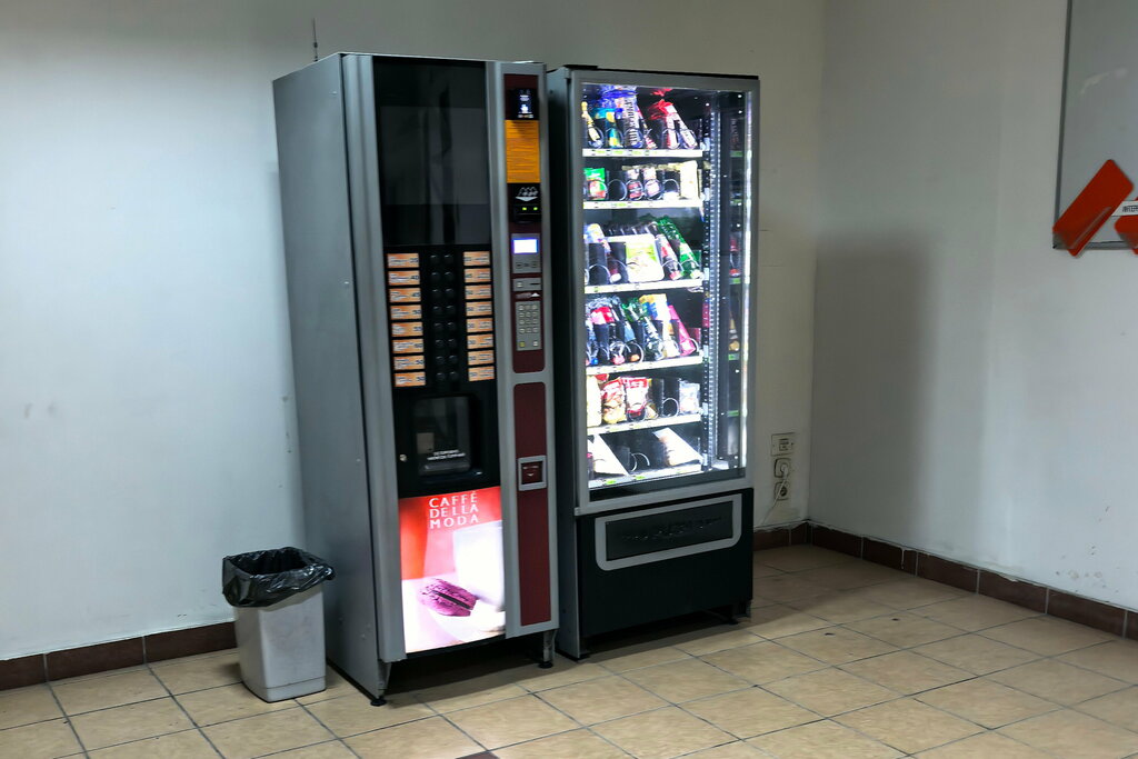 Su satışı Автомат по продаже напитков, шоколада и сигарет, Novosibirsk, foto