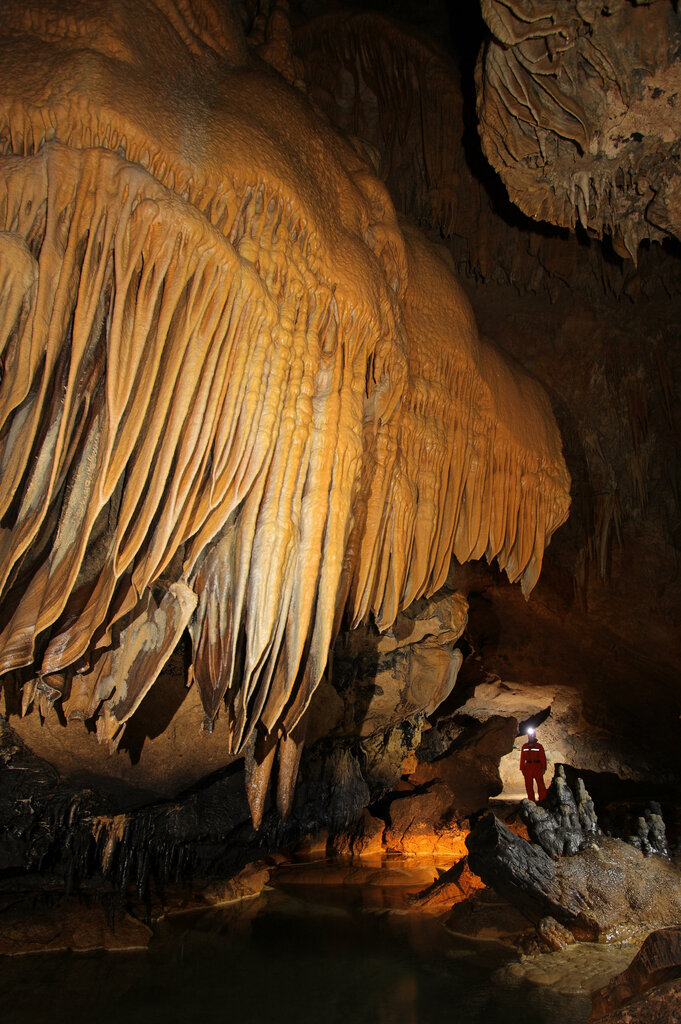 Turistik yerler Red Cave, Kırım Cumhuriyeti, foto