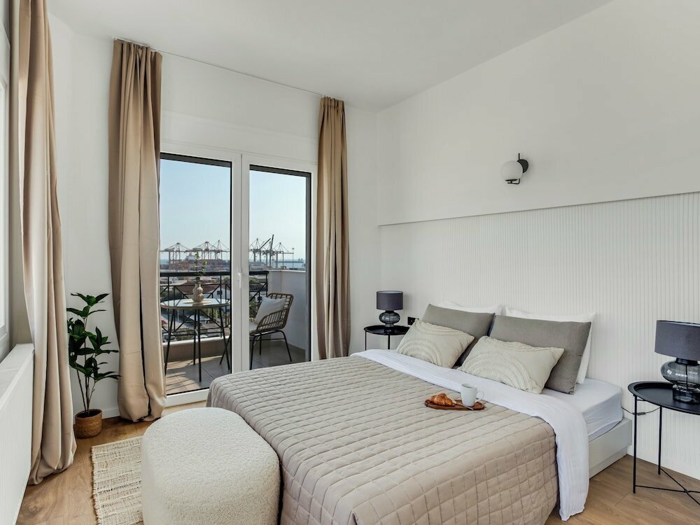 Otel Sanders Arch - Inviting 1-bdr Apt w Balcony, Selanik (Thessaloniki), foto