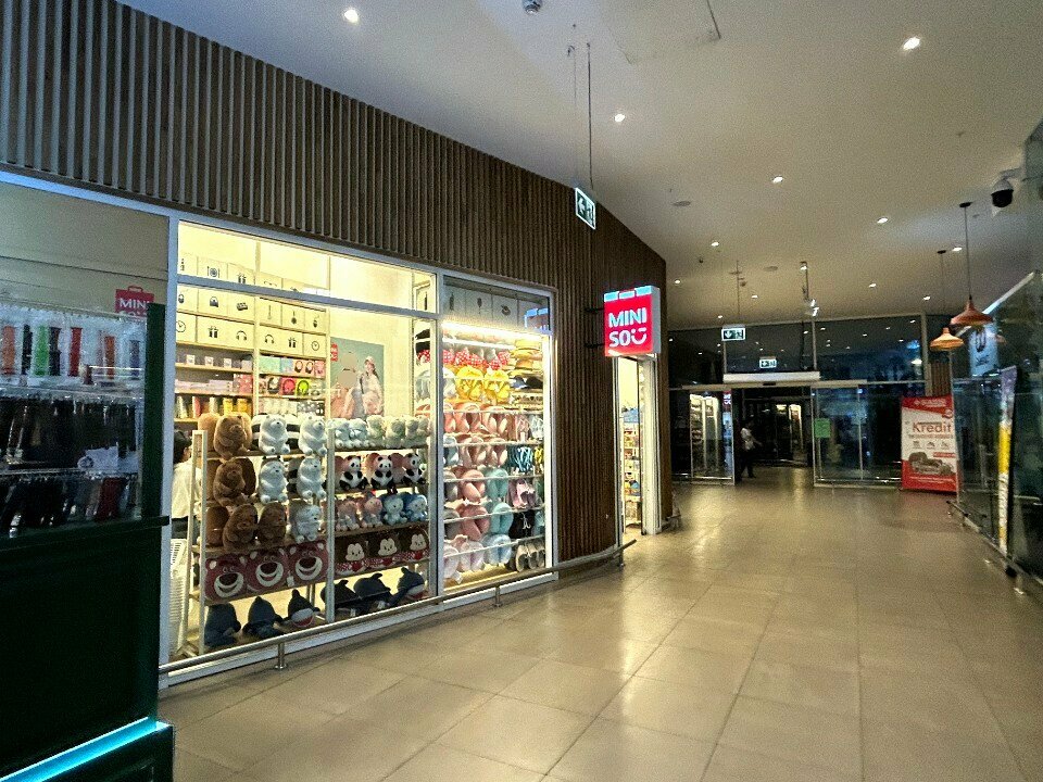 Hediyelik eşya mağazaları Miniso, Bakü, foto