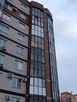 Pskovton (Baltiyskaya ulitsa No:1Б, derevnya Borisovichi), pencerelerin, balkonların renklendirilmesi  Pskovskaya oblastından