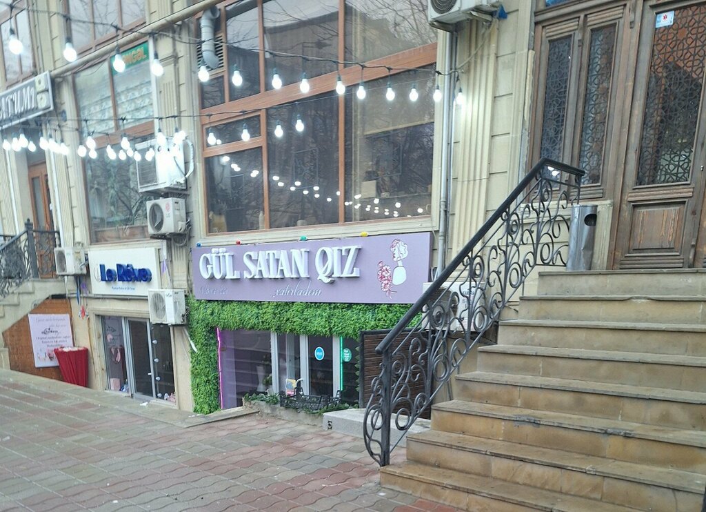 Çiçekçiler Gül Satan Qız, Bakü, foto