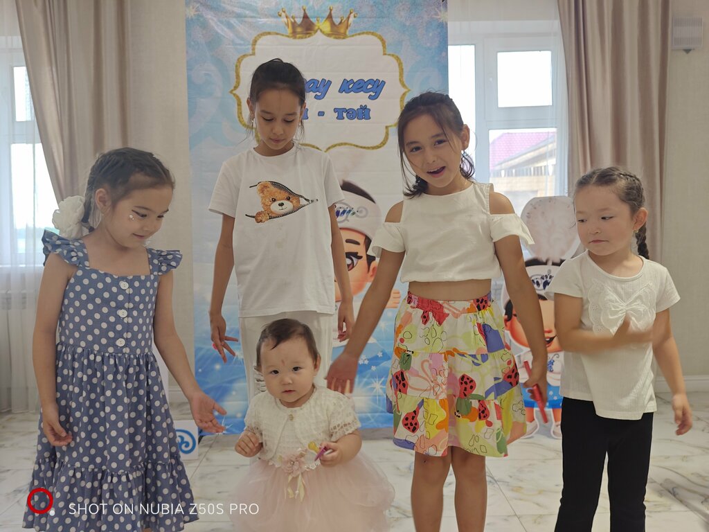 Kafe Lights of Kokshetau, Kökşetav, foto