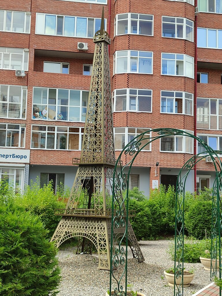 Park, sokak heykeli Арт-объект Эйфелева башня, Tomsk, foto