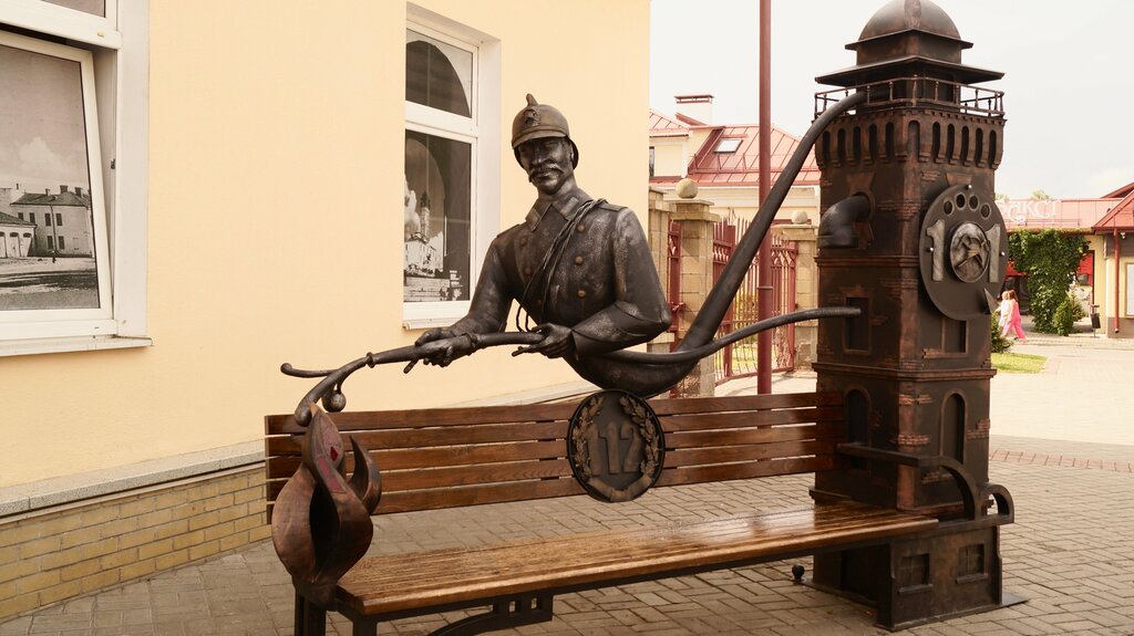 Park, sokak heykeli Strażak, Grodno, foto