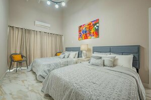 Villa de Leon Suitable for 14 Persons 5 Bedrooms 5 Bathrooms (Noord, Noord), otel  Palm Beach'ten