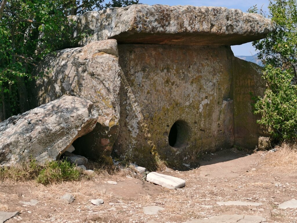 Turistik yerler Lunar Dolmen, Krasnodarski krayı, foto