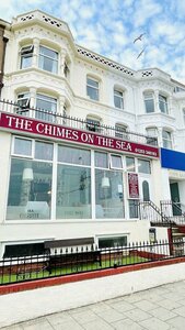 The Chimes on the sea (England, Blackpool, Promenade), otel  Blackpool'dan
