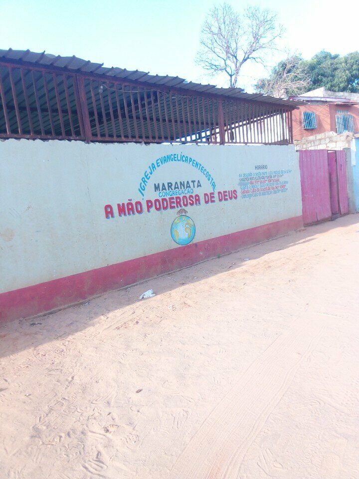 Protestan kilisesi Igreja Evangélica Pentecostal Monte Horebe, Loanda, foto