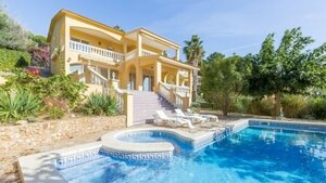 Villa Cora (Comunidad Autònoma de Cataluña, Girona, Avenida Arbres, 51), otel  Katalonya'dan