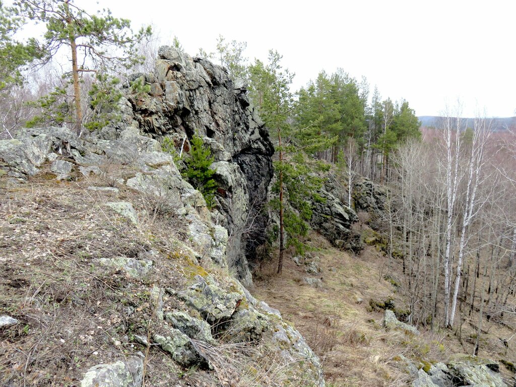 Dağ zirvesi Скала Дегтярские воробьи, Sverdlovskaya oblastı, foto
