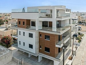 Sanders Crystal 2 - Lovely 2-bdr Apt With Shared Rooftop (Limassol, Limassol), otel  Limassol'dan