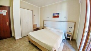Meridiana (Abruzzo, Pescara, Via della Repubblica, 172), otel  Arbus'tan