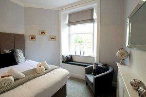 Heart of the Old Town Literally Under the Castle (Scotland, Edinburgh, Great King Street), otel  Edinburgh'tan