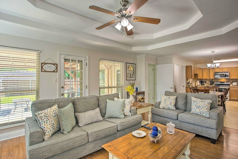 Otel Peaceful Waxahachie Home w Private Backyard!, Waxahachie, foto