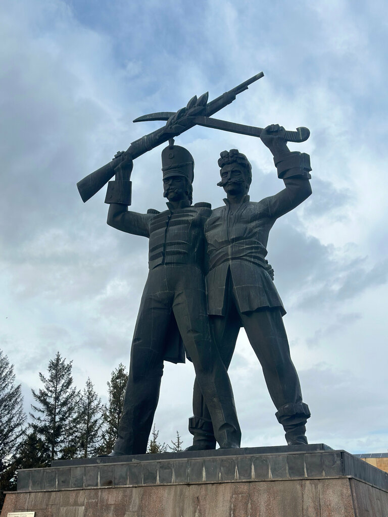 Anıt, heykel Monument To Russian Armenian friendship, Abovyan, foto