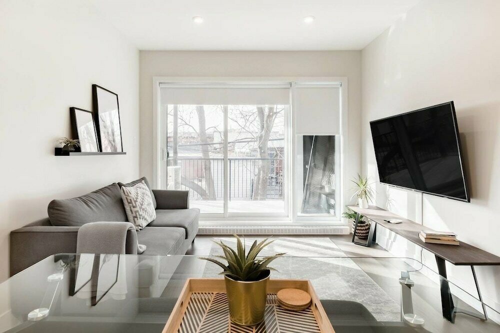Otel Discover Little Italy From a Bright Apartment, Montreal, foto