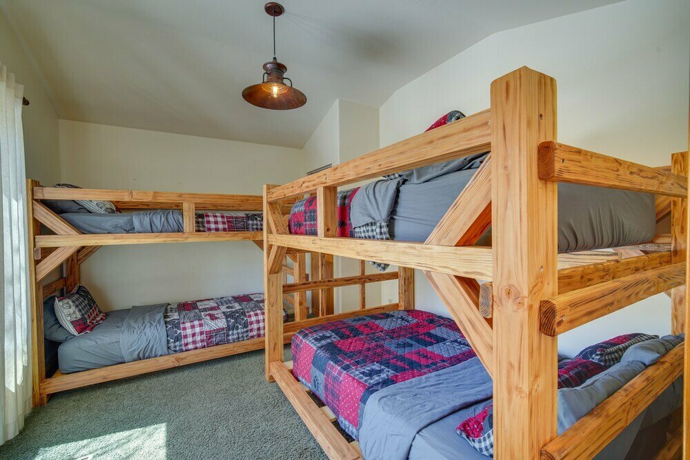 Otel Spacious Big Bear Cabin Rental - 1 Mi to Lake!, Big Bear Lake, foto