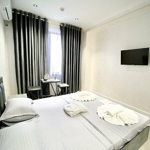 Crystal Crown Hotel (Abdulla Qahhor Street No:44В), otel  Taşkent'ten