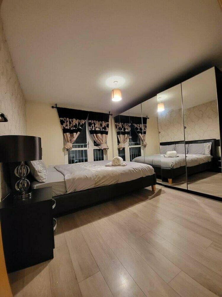 Otel Beautiful 4 Bedroom Home With Parking by Lakeside, İngiltere, foto