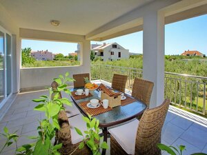Sun-kissed Apartment in Bibinje With Garden and Terrace (Zadar County, Bibinje), otel  Zadar Bölgesi'nden