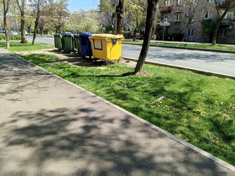 Ayrı çöp toplama noktası Waste sorting point, Erivan, foto