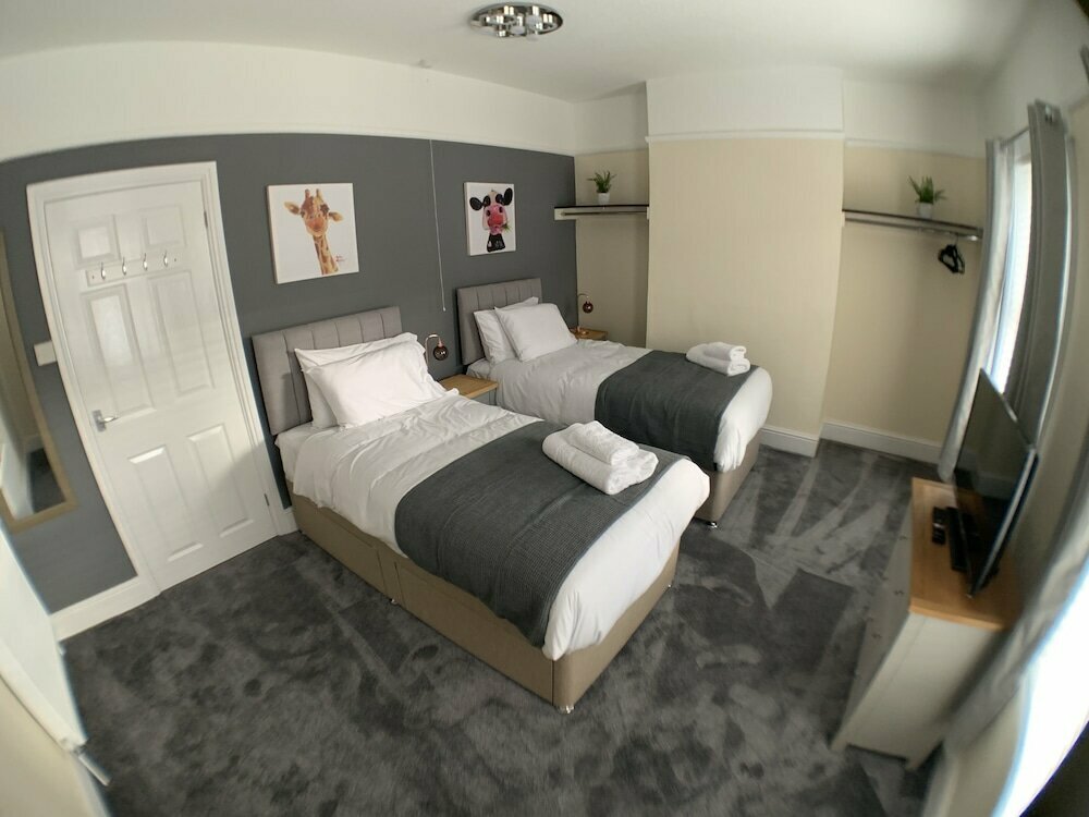 Otel Whitworth Lodge. Sleeps 6 in 3 rooms netflix Wifi, Northampton, foto