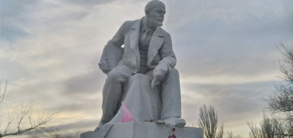 Anıt, heykel V. I. Lenin, Balkaş, foto