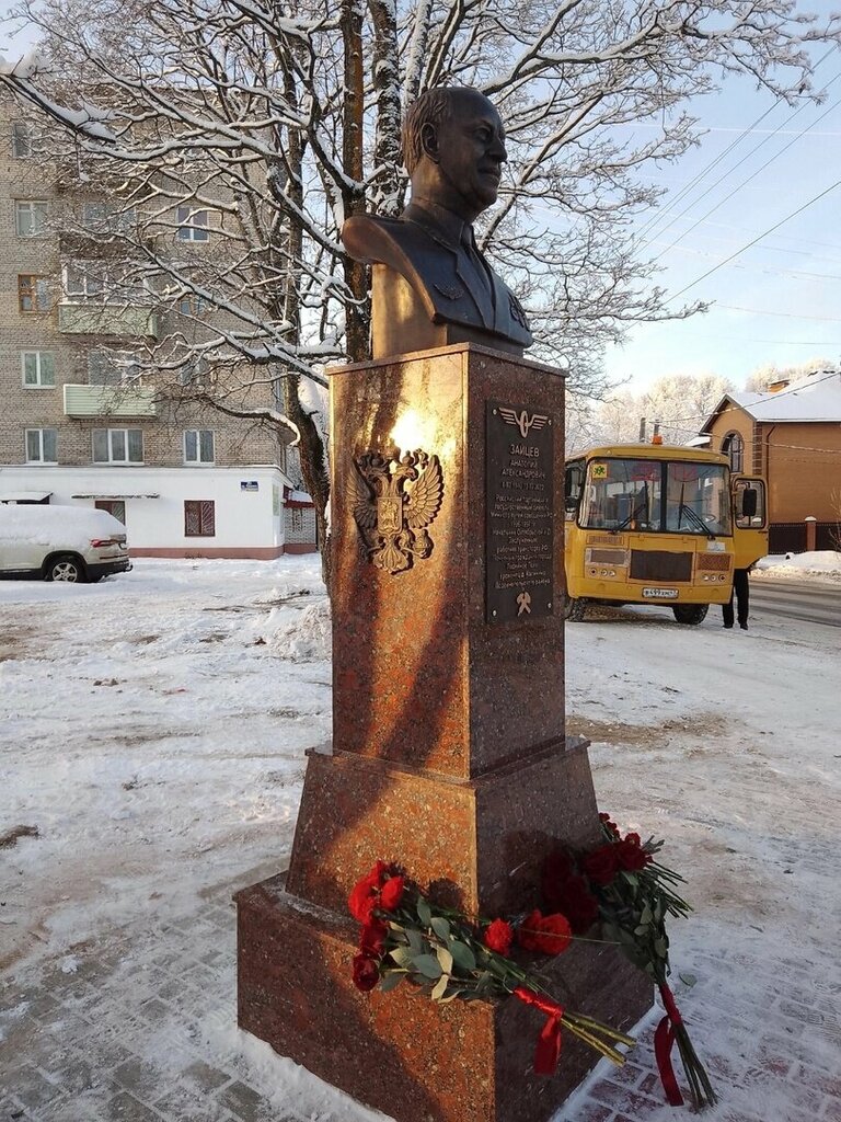 Anıt, heykel Бюст министру путей сообщения Анатолию Александровичу Зайцеву, Lodeynoe Pole, foto