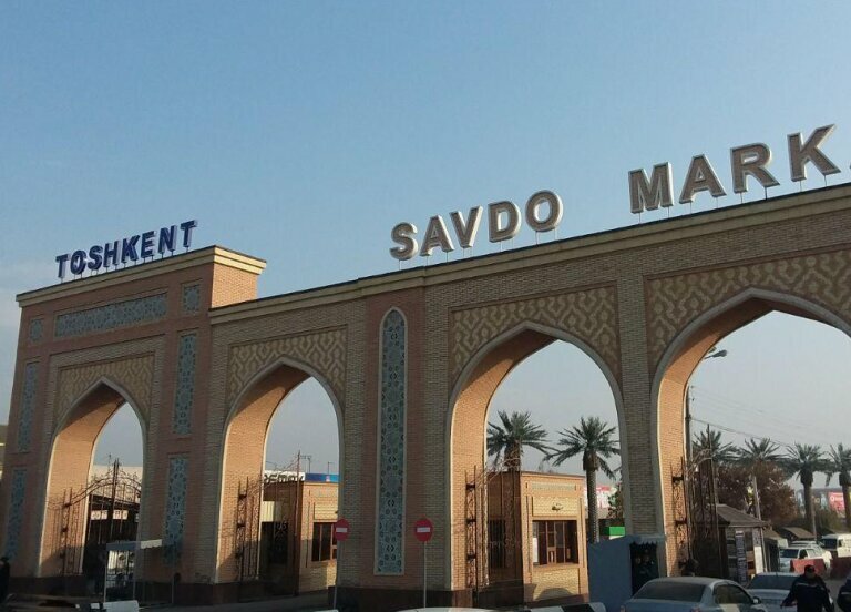Giyim pazarı Chilonzor Buyum Savdo Kompleksi, Taşkent, foto