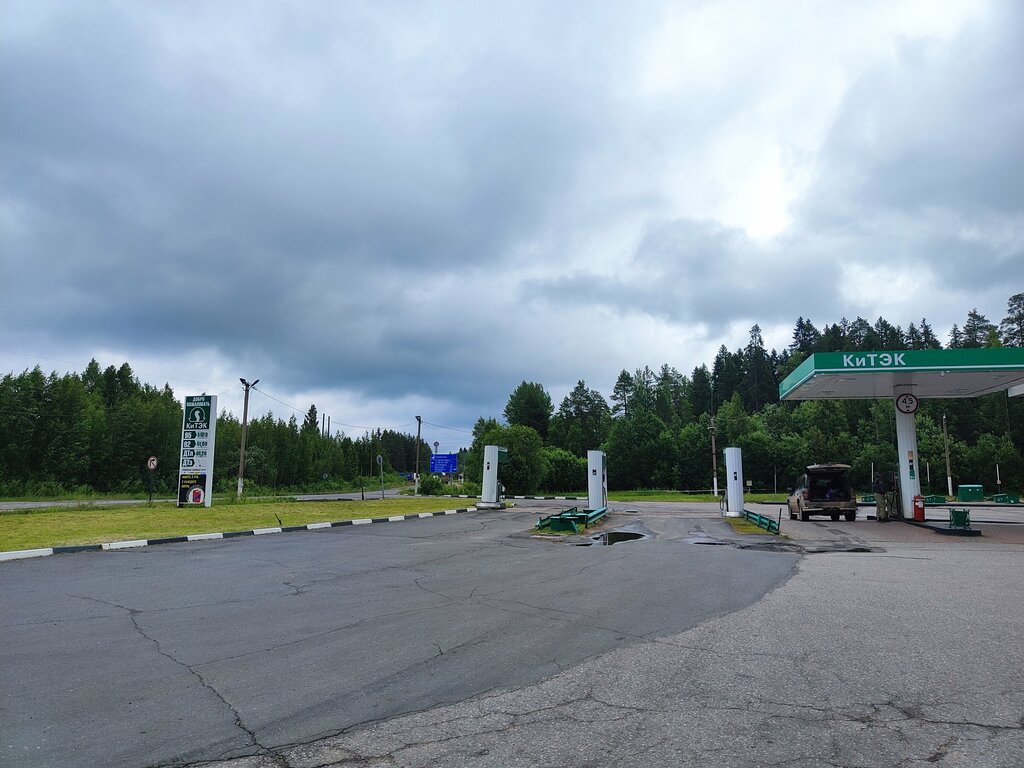 Benzin istasyonu Kirishi Fuel and Energy Company, Podorogie, foto