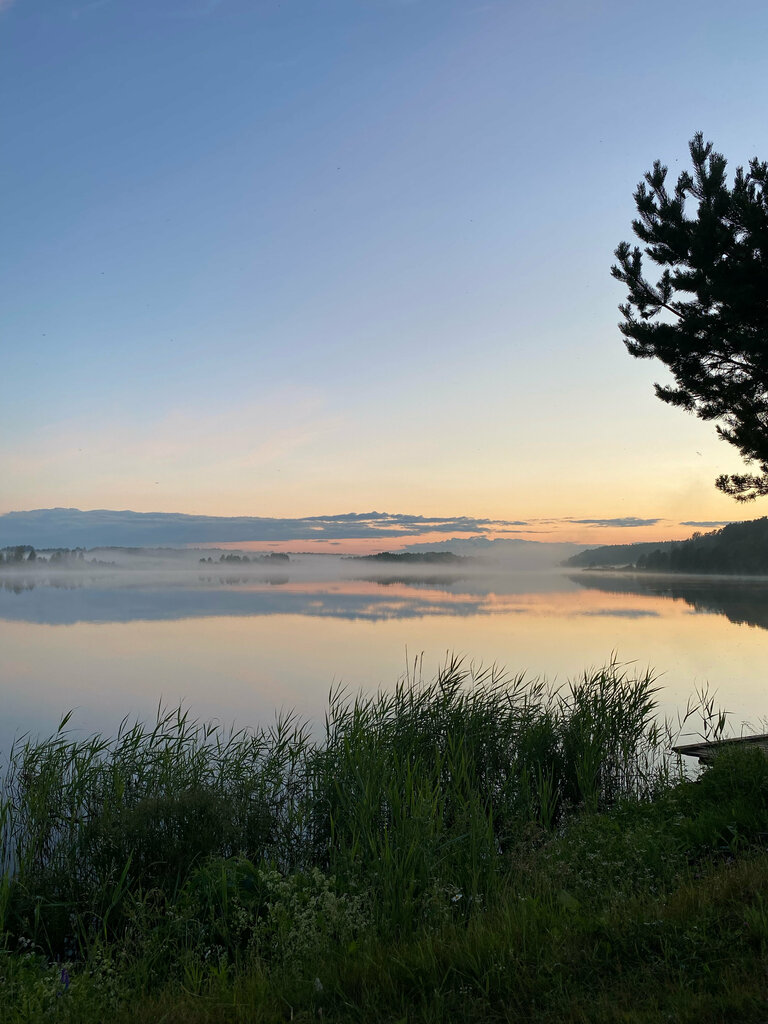Avcılar ve balıkçılar КРХ Пруд реки Багаряк, Sverdlovskaya oblastı, foto