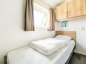 Beautiful Holiday Home With a Veranda and Jetty (Friesland, Súdwest Fryslân, Heeg), otel  Flevoland'dan