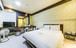 Bucheon Yam Bucheon Station (Gyeonggi Province, Bucheon), otel  Bucheon'dan