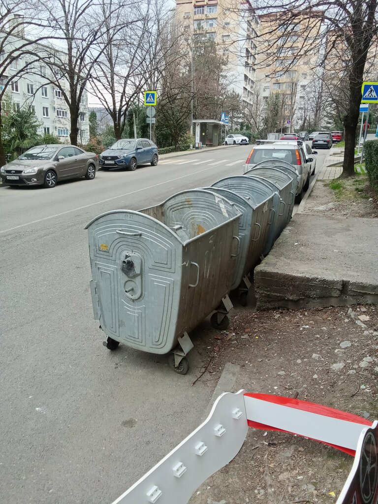 Ayrı çöp toplama noktası Раздельный сбор мусора, Soçi, foto